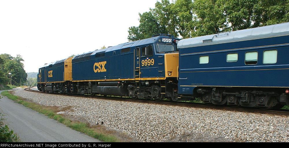 351 - CSXT 9998 and 9999 in a going-away shot on the P91910 west end of Hydro St.